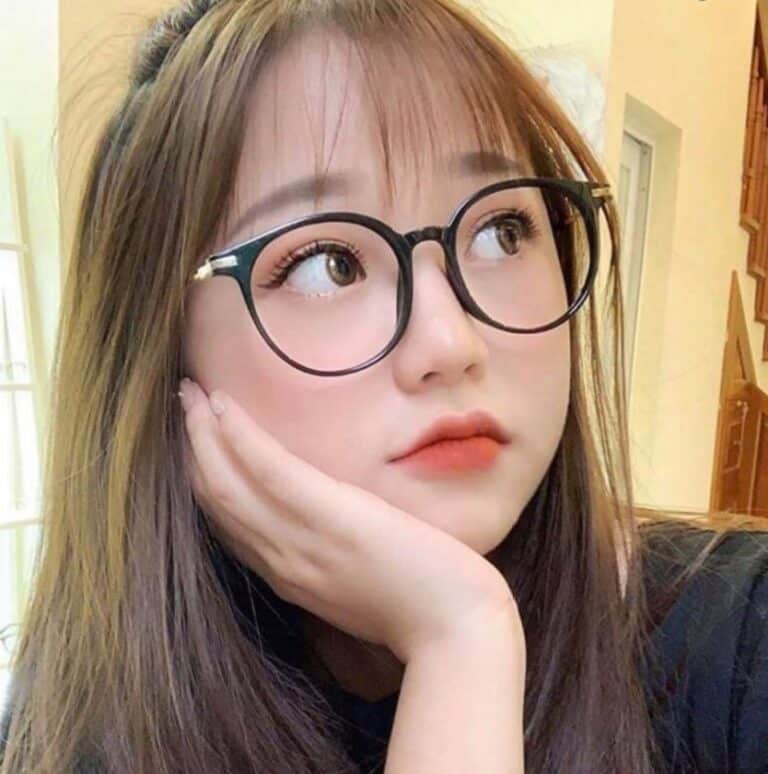 Mặt tròn đeo kính gì? 7 cách chọn mắt kính đẹp phù hợp