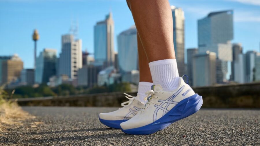 Nike Vomero 18 vs Asics Novablast 5: Cuộc đối đầu giữa hai ông vua
