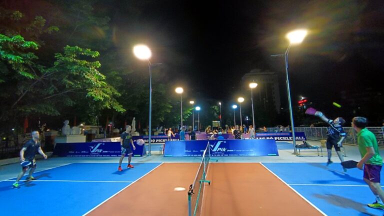 Chơi Pickleball buổi đêm với lợi ích "ảo" và hậu quả "thật"